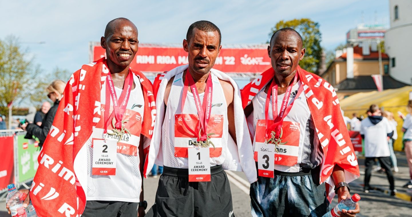 Announcing the prize money for top finishers — Rimi Riga Marathon